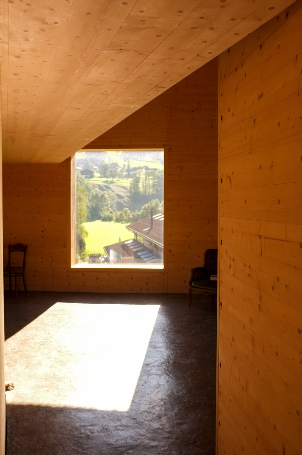 solar-direct-gain-house-n11-zweisimmen-interior-sascha-schaer ...